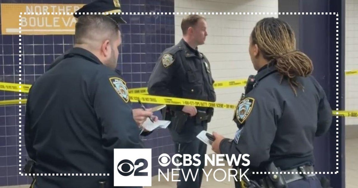 Tourist Stabbed In Queens Subway Station Cbs New York