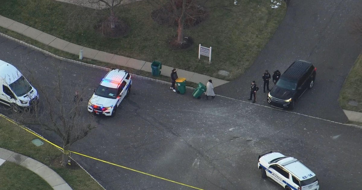 Man stabs girlfriend to death, repeatedly stabs himself in neck: Lower ...