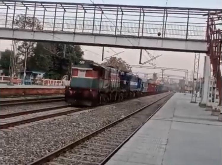 Runaway train speeds 43 miles down tracks in India without a driver ...