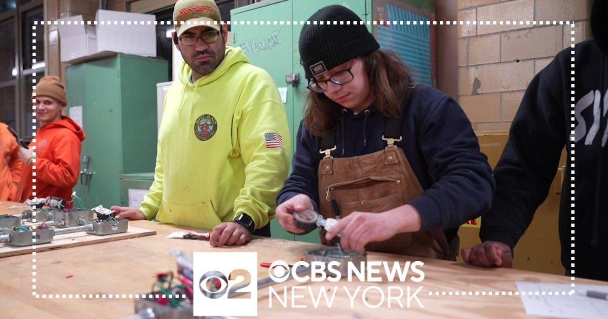 Brooklyn program invests in green job training - CBS New York