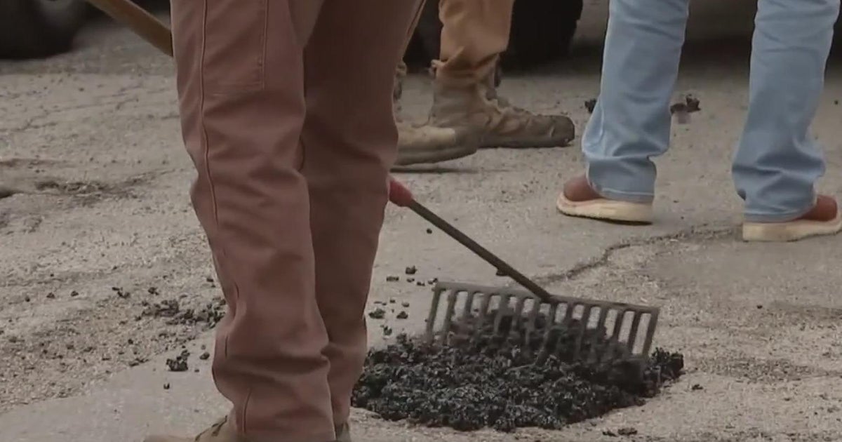 Chicago crews able to fill more potholes due to warmer weather - CBS ...
