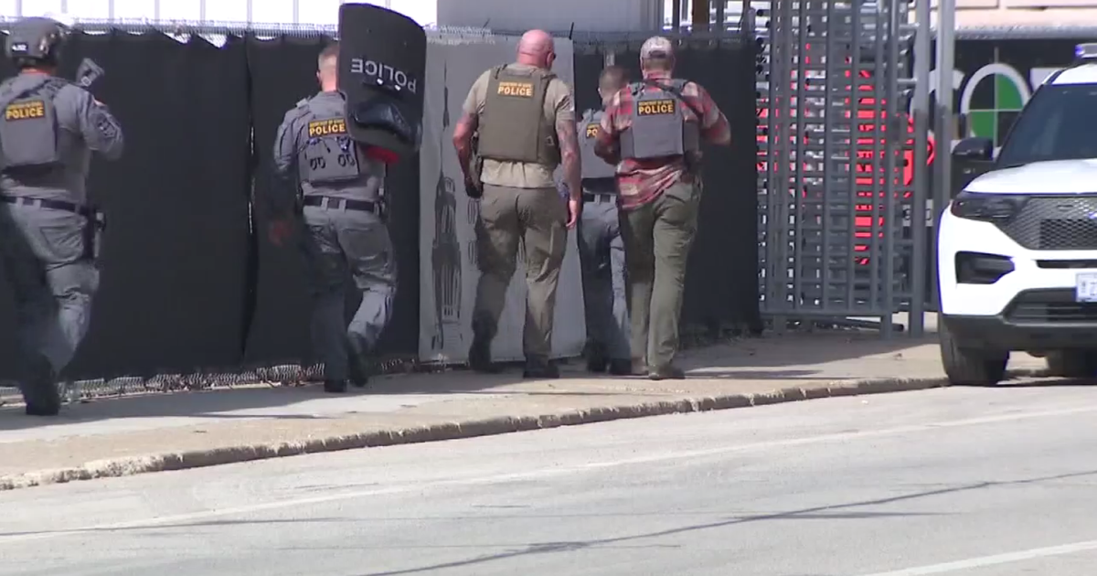 Illinois State Capitol placed on lockdown for hours due to threat - CBS ...