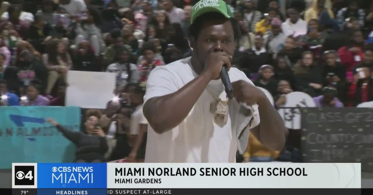 Miami Norland Senior High School takes time to celebrate - CBS Miami