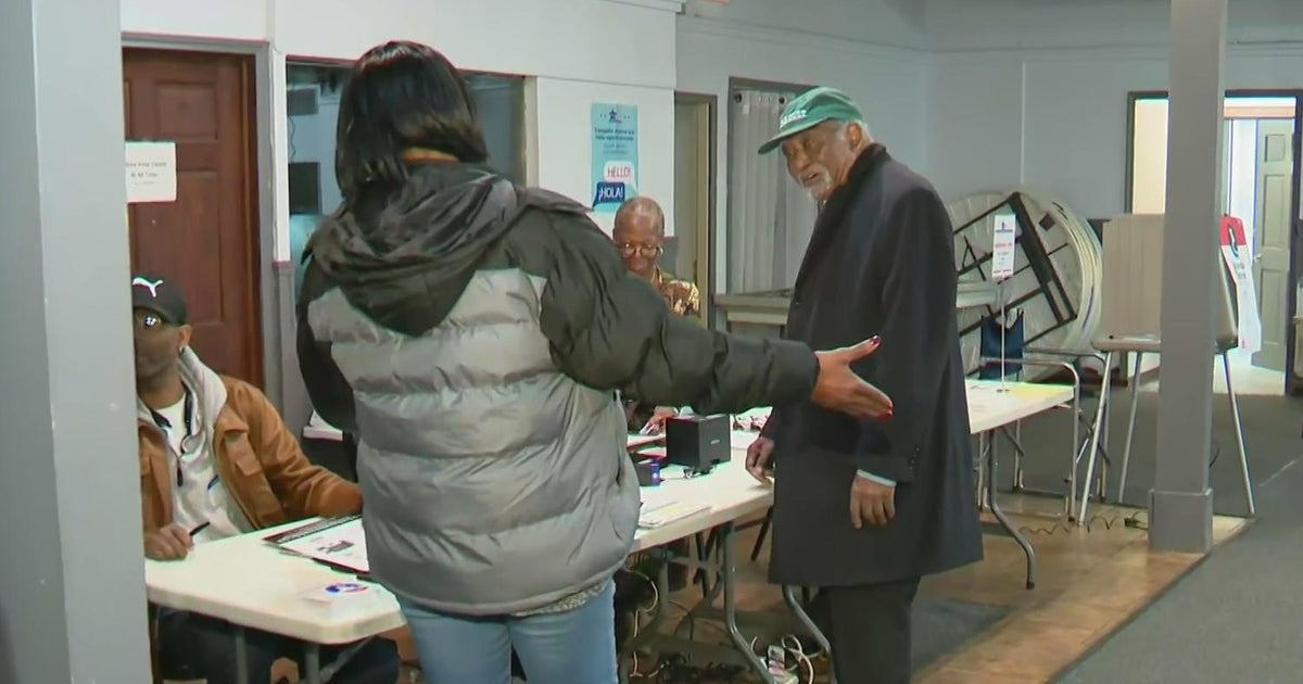 Rep. Danny Davis' campaign challenges rivals who point out his age ...
