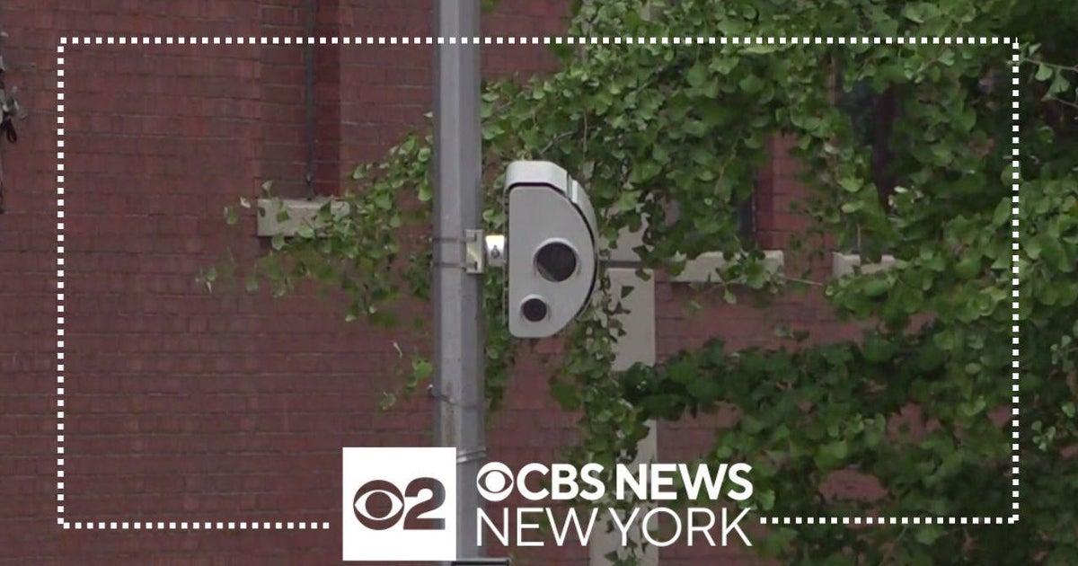 New York lawmakers urged to expand NYC's red light camera program - CBS ...