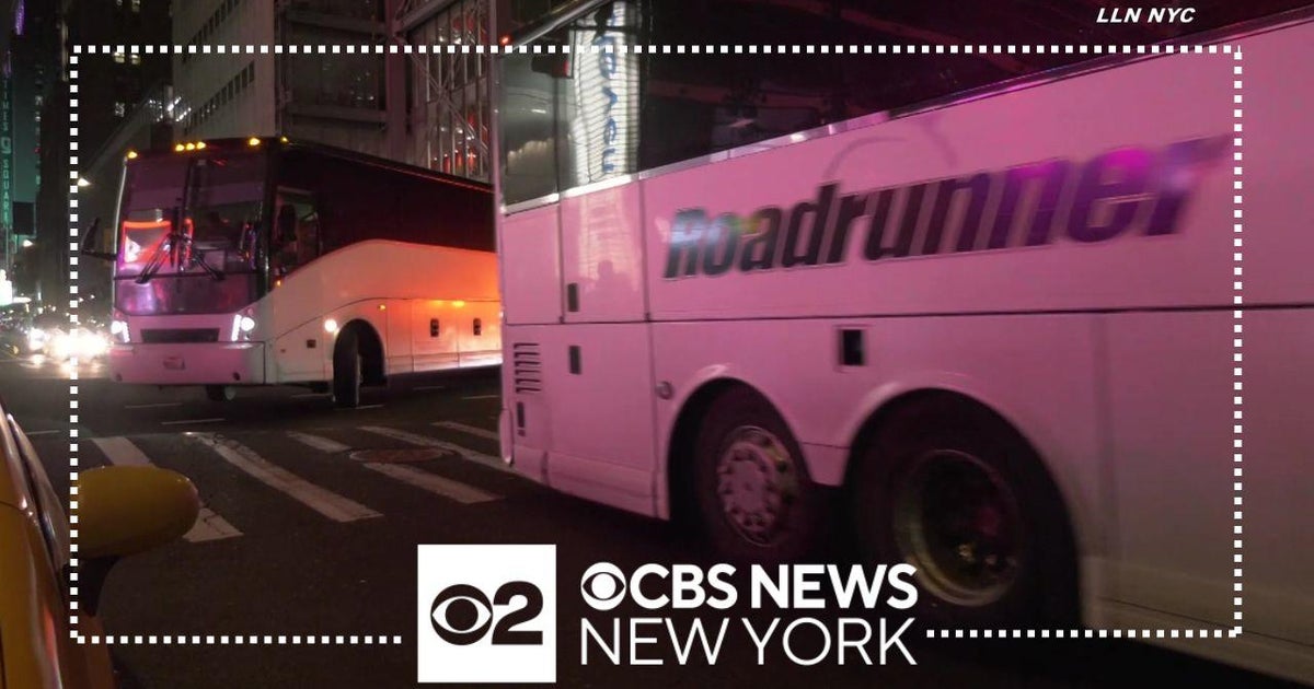 Bus company agrees to temporarily stop transporting migrants to NYC - CBS New York