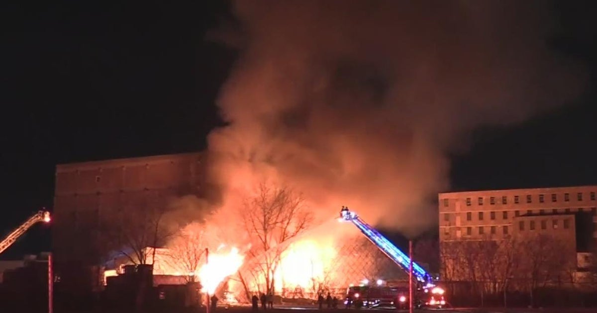 Chicago firefighters battle large industrial building fire for hours ...