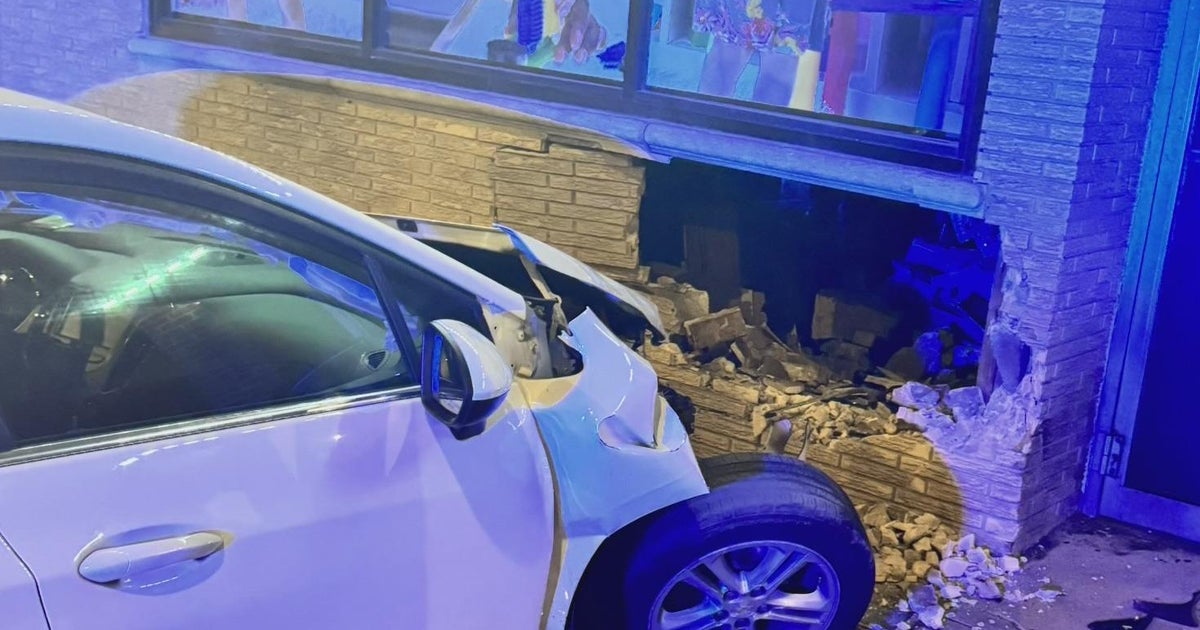 Stolen Car Slams Into Chicago Daycare Cbs Chicago