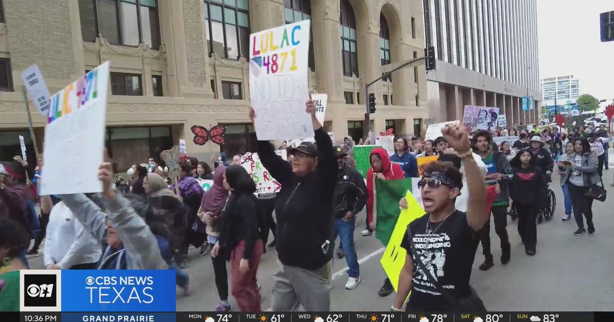 Hundreds gather in Dallas to protest SB4 - CBS Texas