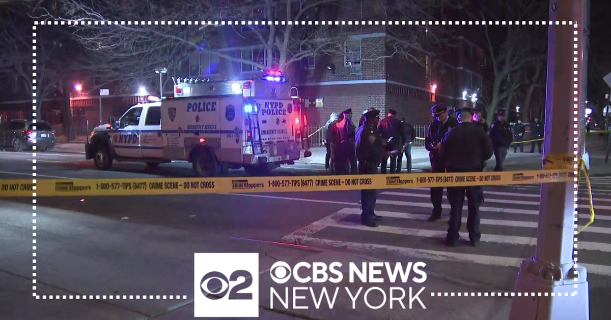 Man, 25, and woman, 18, fatally shot on East Harlem street - CBS New York
