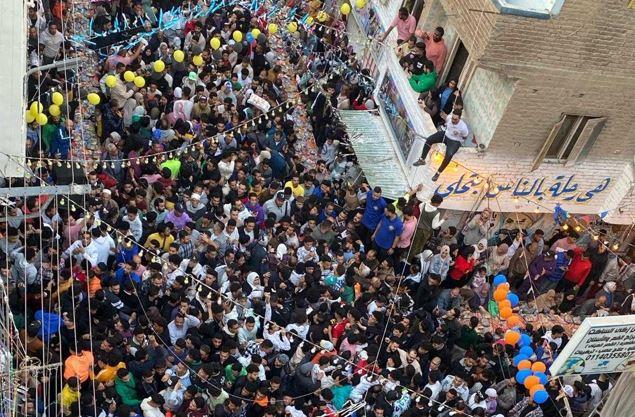 Thousands pack narrow alleys in Cairo for Egypt's mega-Iftar - CBS News