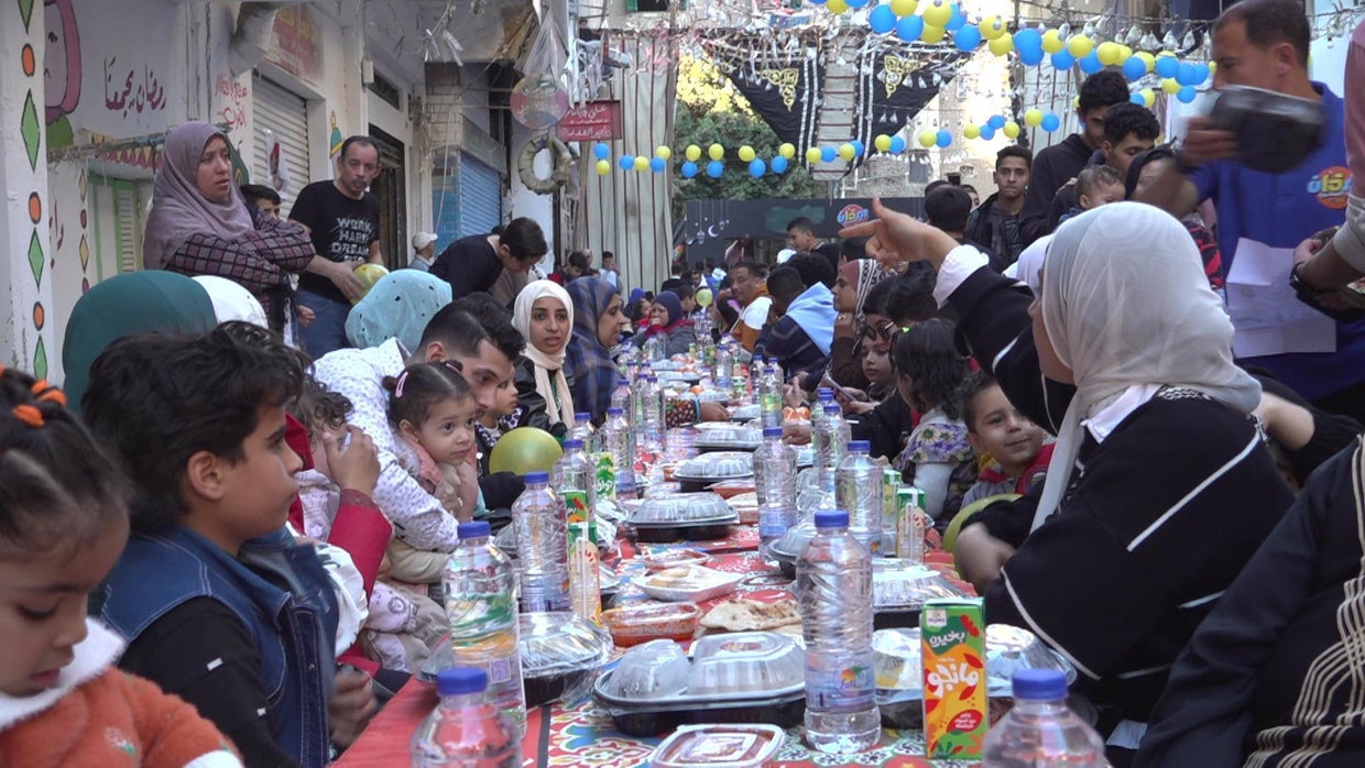 Thousands pack narrow alleys in Cairo for Egypt's mega-Iftar - CBS News