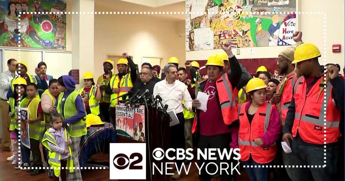Baltimore construction workers pay tribute to bridge collapse victims ...