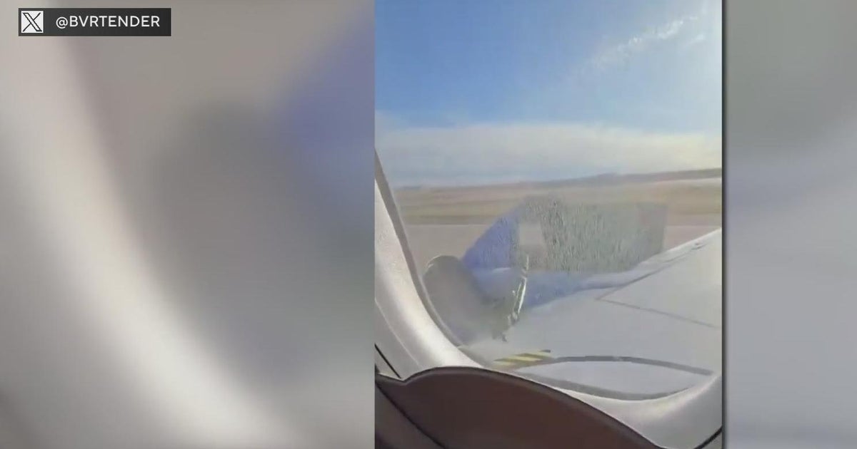 Engine covering falls off Boeing plane - CBS Chicago