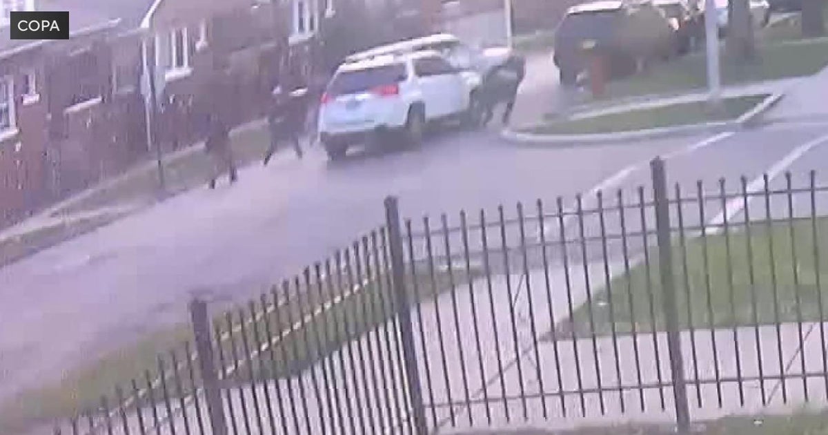 Bodycam video shows fatal Chicago police shooting of Dexter Reed - CBS ...