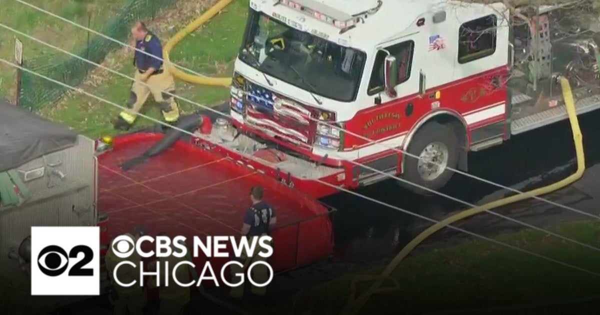 Fire breaks out in structure near house in Chicago suburbs - CBS Chicago