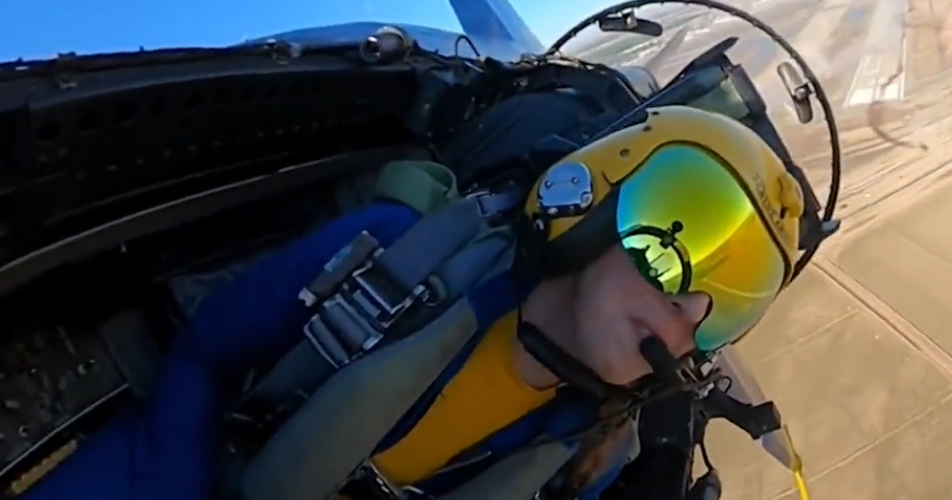 Fascination surrounds flying maneuvers of the Blue Angels - CBS Texas