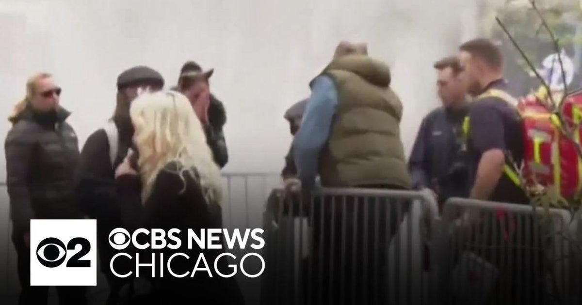 Man sets himself on fire outside Trump trial in New York - CBS Chicago