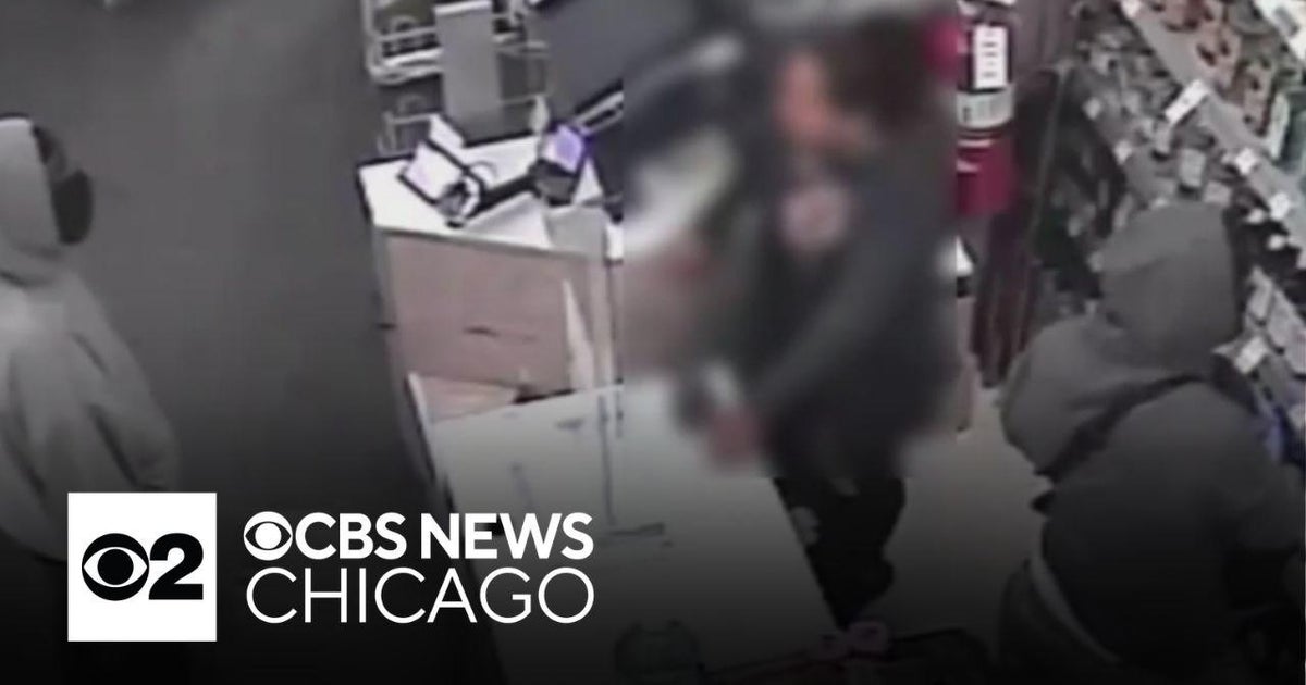 Video shows booze bandits in action on Chicago's Northwest Side - CBS ...