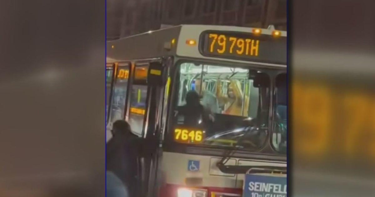 Video shows CTA bus driver being attacked - CBS Chicago