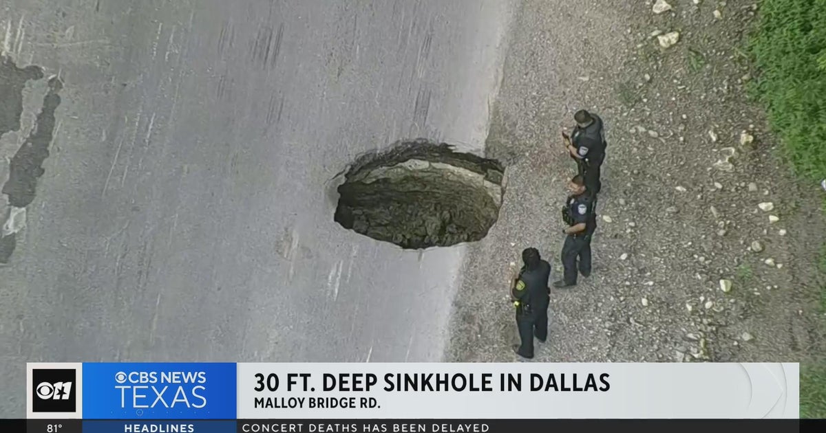 30-foot-deep sinkhole prompts North Texas road blockage - CBS Texas