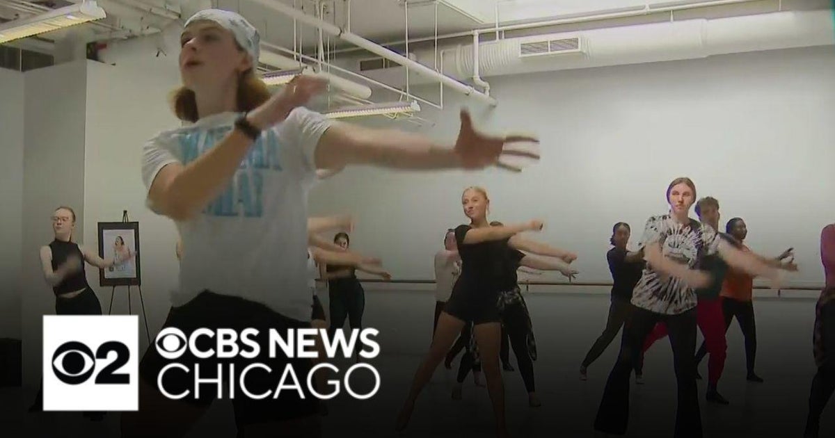 Digging the dancing queen: "Mamma Mia" hosts dance workshop - CBS Chicago