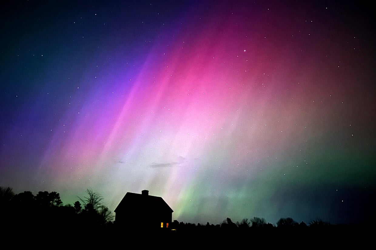 Spectacular photos show the northern lights around the world - CBS News