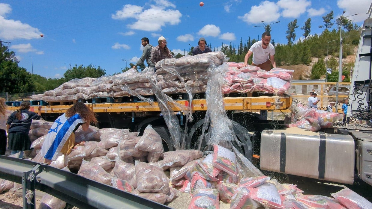 Israeli activists attack Gaza aid convoy, drawing U.S. condemnation and ...
