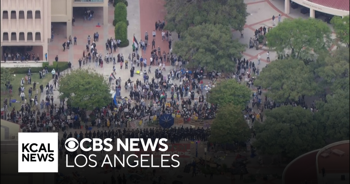 Police dismantle encampment and clear most protesters out of UC Irvine ...
