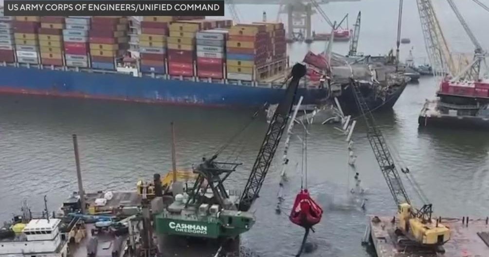 Unified Command prepare to move and refloat the Dali Cargo ship after ...