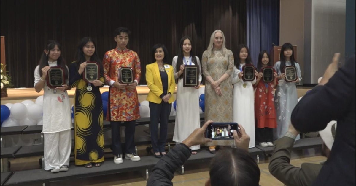 18 Westminster middle school students earn Medal of Biliteracy - CBS ...