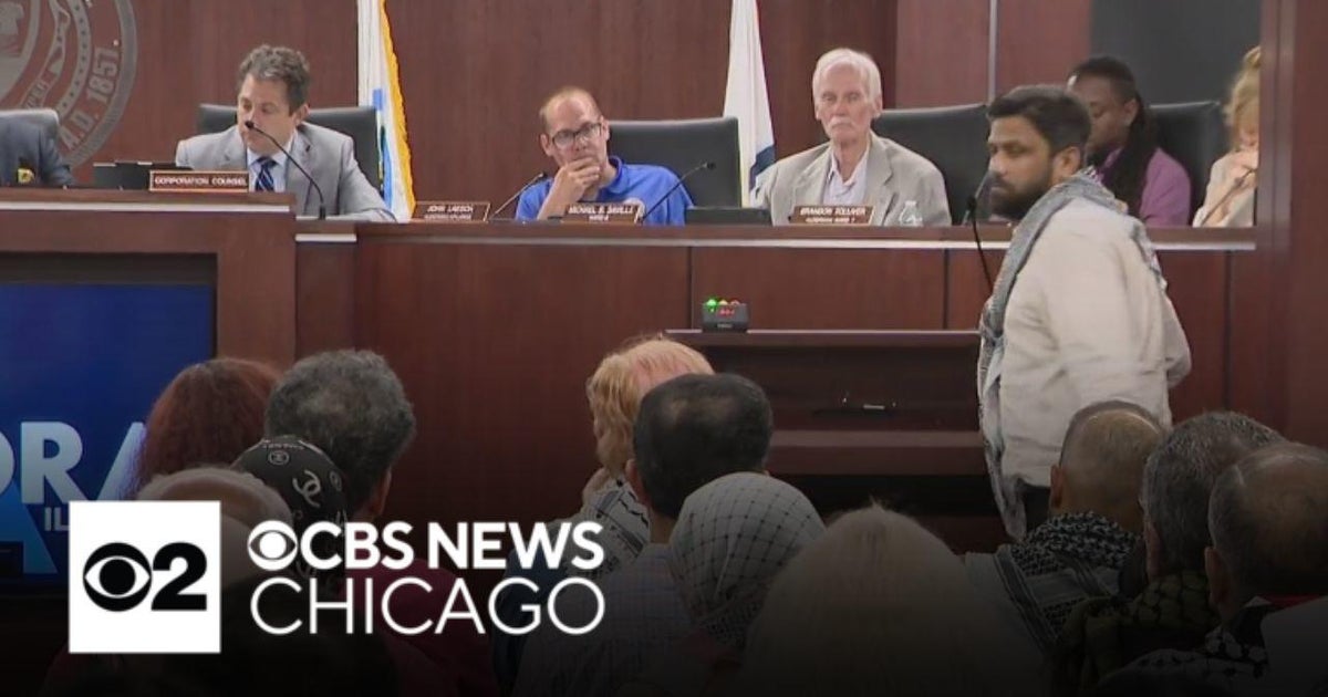 Aurora, Illinois residents push for Gaza cease-fire resolution - CBS ...