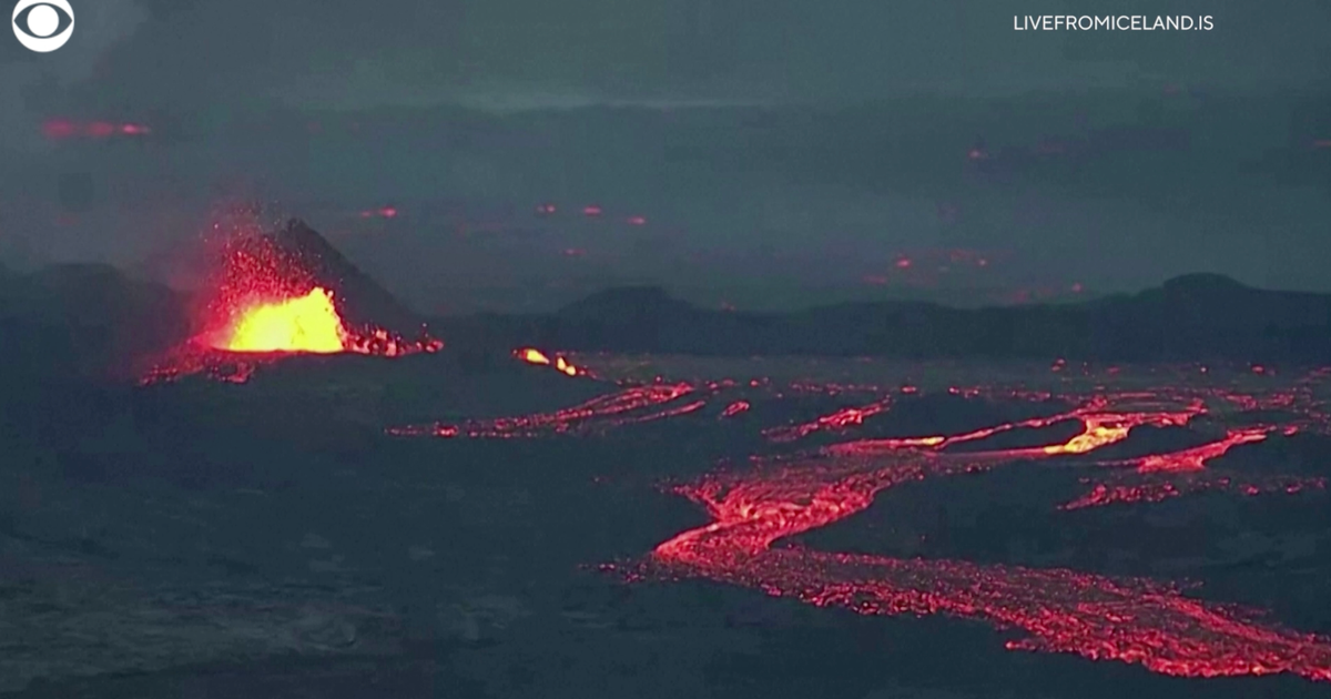 Erupting volcano in Iceland ignites "continuous curtain of fire" - CBS News
