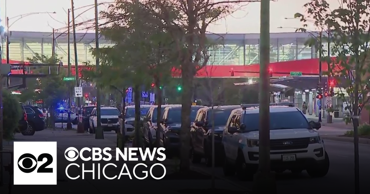 FBI, Chicago SWAT investigation underway for report of armed man - CBS ...