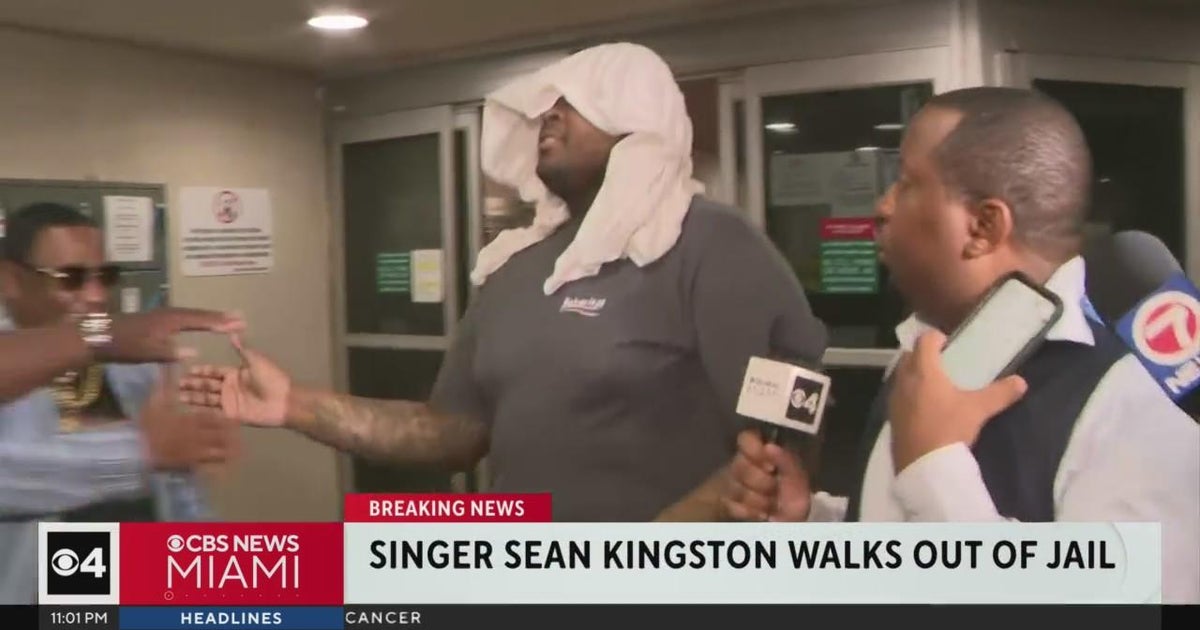 Singer Sean Kingston walks out of Broward jail - CBS Miami