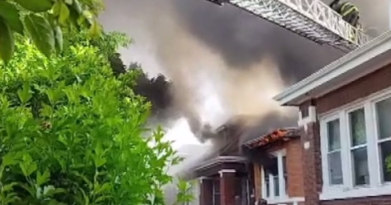 Fire damages 3 bungalows on Chicago's Southwest Side - CBS Chicago