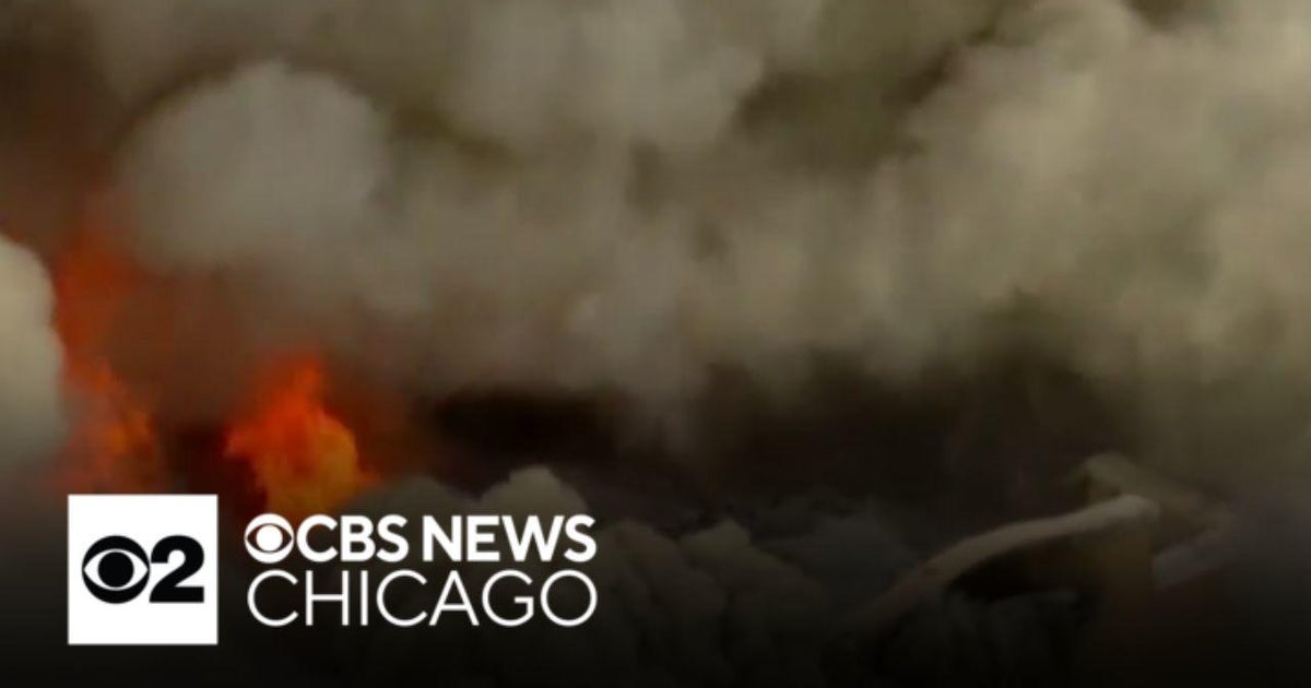 Investigators probe massive fire in Miami apartment complex - CBS Chicago