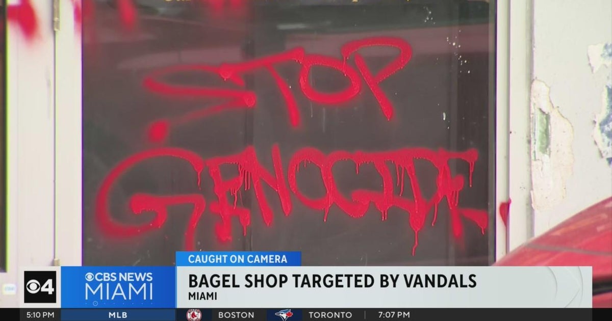 Caught on video: Bagel shop targeted by vandals - CBS Miami
