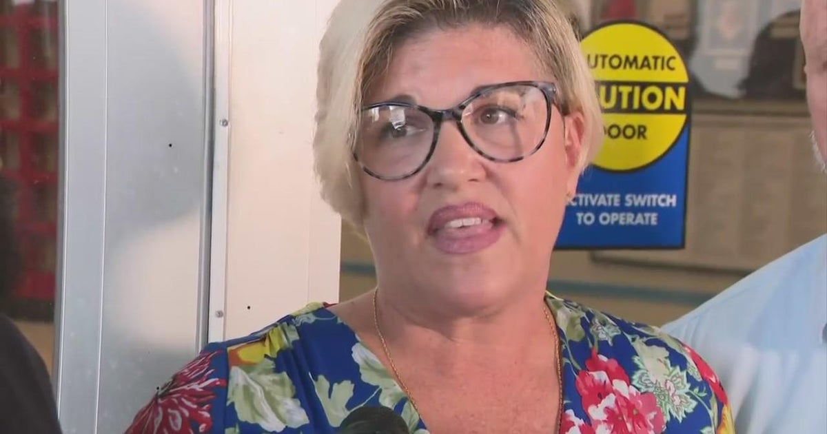 Monarch mom speaks out about trans daughter - CBS Miami