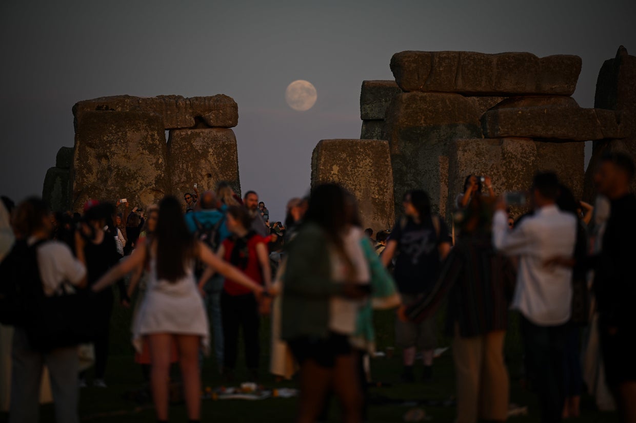 Pictures show summer solstice 2024 at Stonehenge - CBS News
