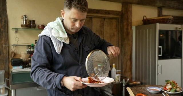 Meet the chef bringing a taste of authentic Thai food to England - CBS News