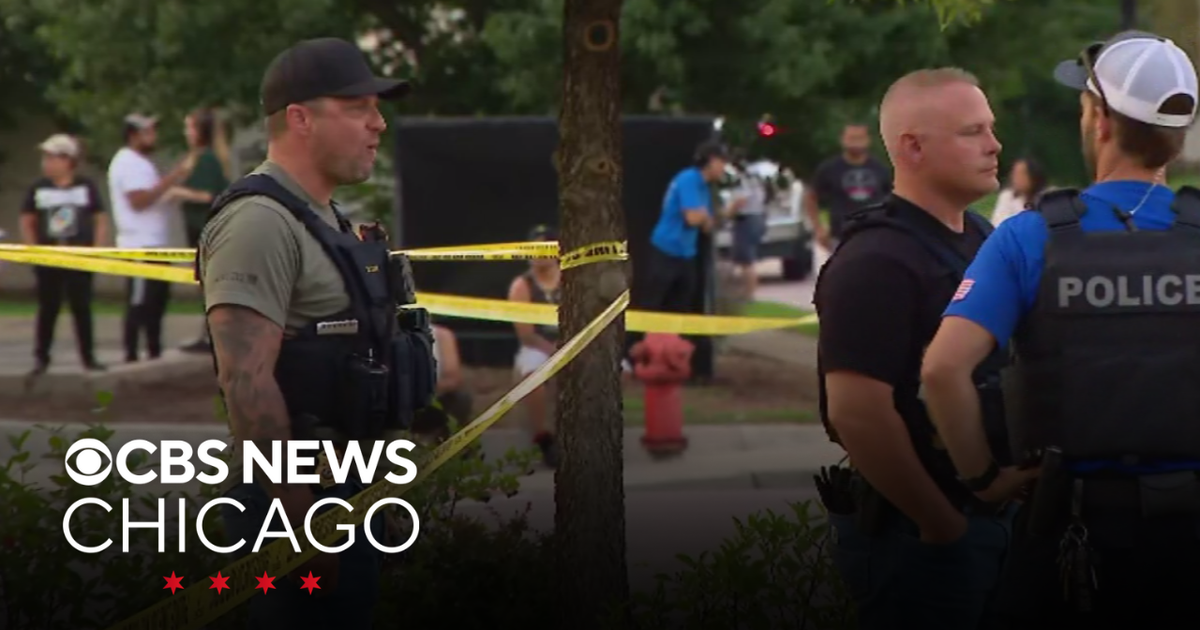 Off-duty officer fatally shot person during armed robbery in Chicago's ...