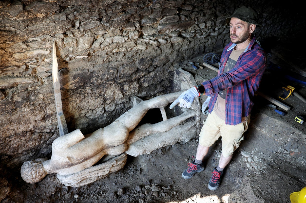 Archeologists discover a well-preserved Roman statue in an ancient ...
