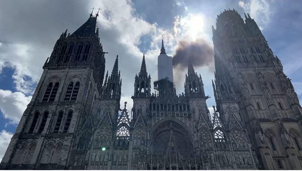 Fire breaks out in spire of Rouen Cathedral in northwest France - CBS News