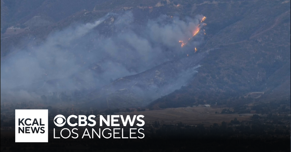 Macy Fire scorches the hillside above Lake Elsinore homes - CBS Los Angeles