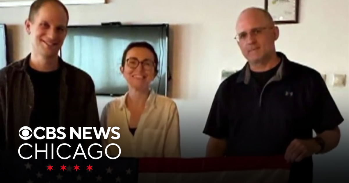 U.S. prisoners return home in swap between U.S., Russia - CBS Chicago
