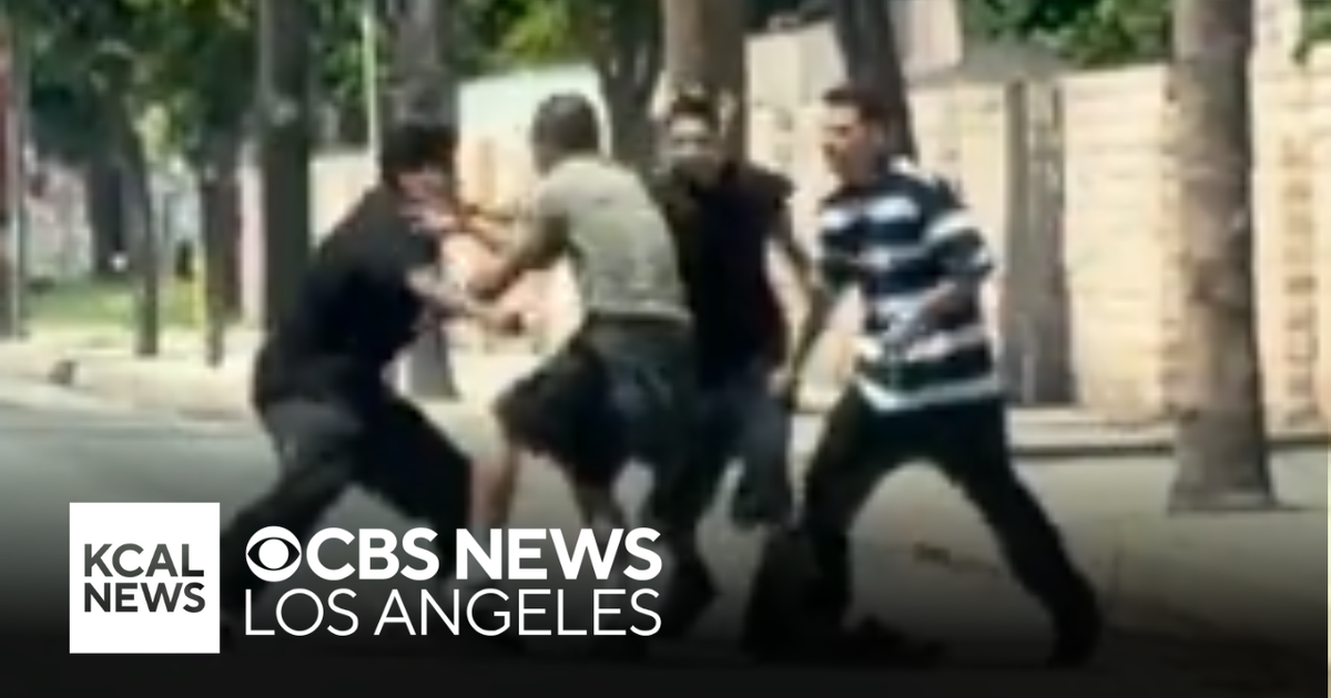 Video captures the moments 3 men surrounded and stabbed another man in ...