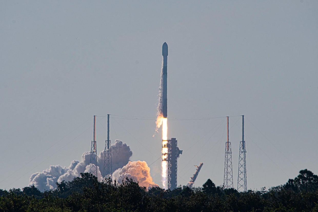 SpaceX launches 21 more Starlinks in first flight of weekend triple ...