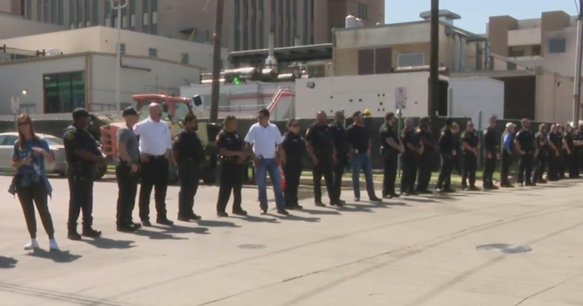 North Texas police officers honor fallen Fort Worth officer - CBS Texas
