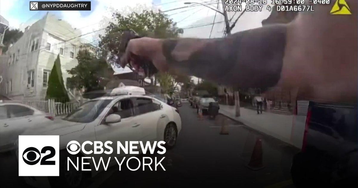 Wild bodycam video of police chase in Queens - CBS New York